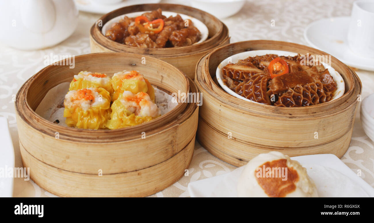 Family gathering in chinese restaurant, eat together Stock Photo - Alamy