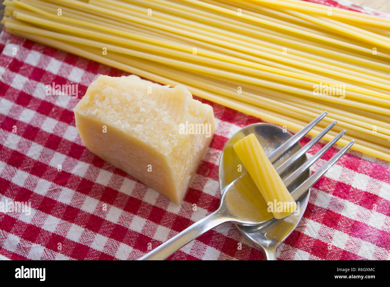 Spaghetti parmesan cheese rigatoni hi-res stock photography and images ...