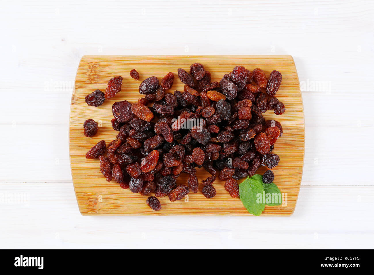 pile of sweet raisins Stock Photo - Alamy