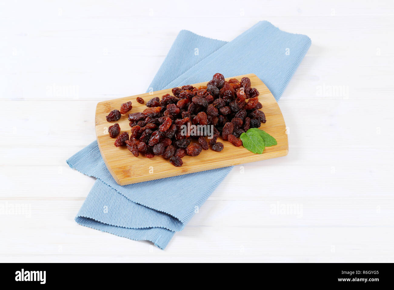 pile of sweet raisins Stock Photo - Alamy