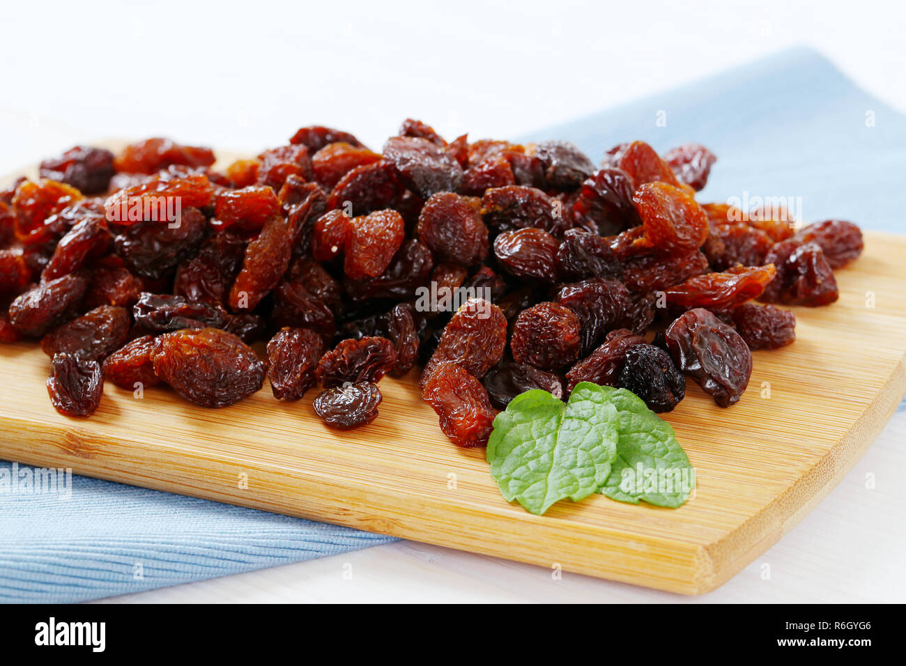 pile of sweet raisins Stock Photo - Alamy