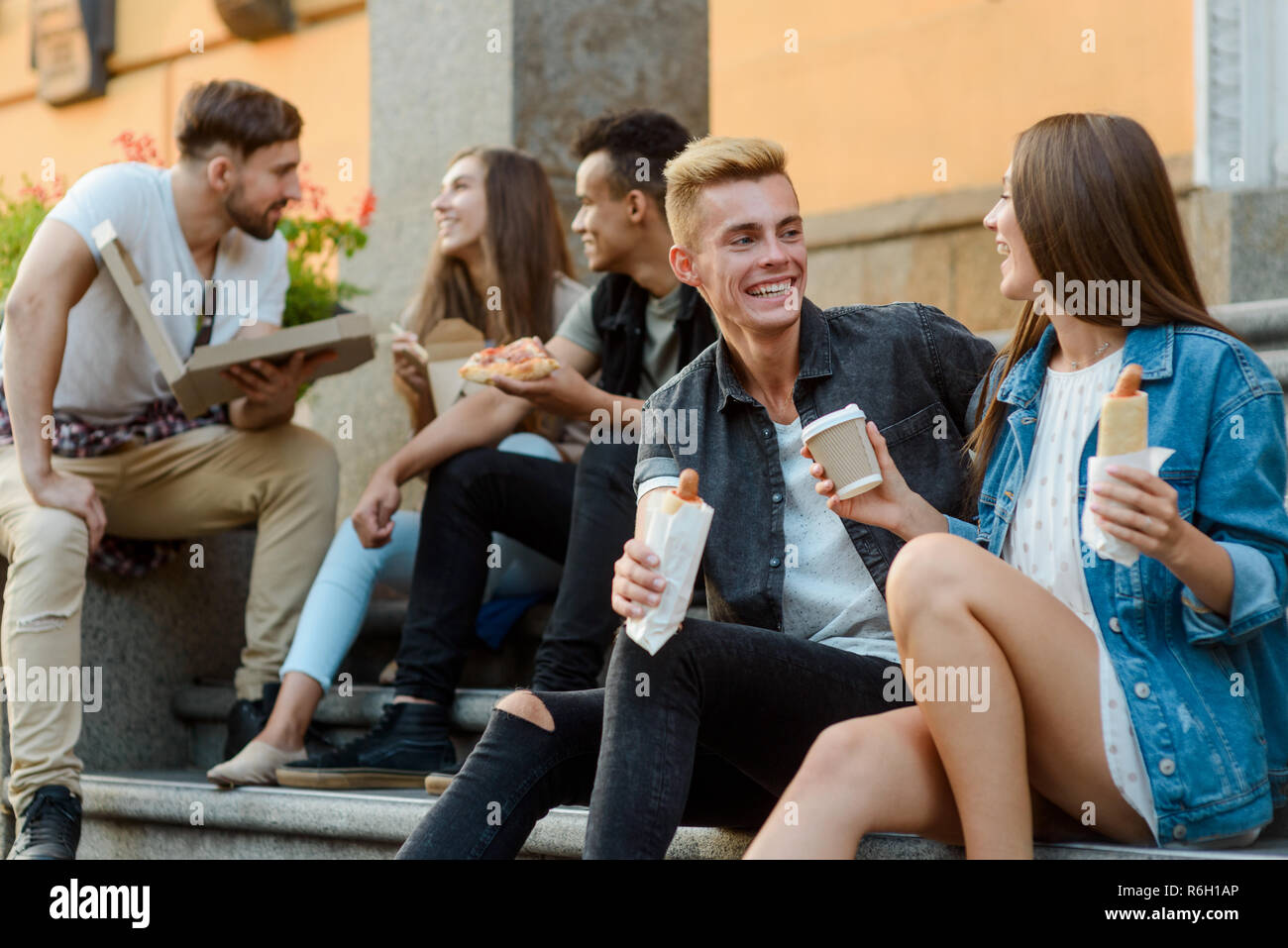 Students are talking and eating Stock Photo - Alamy