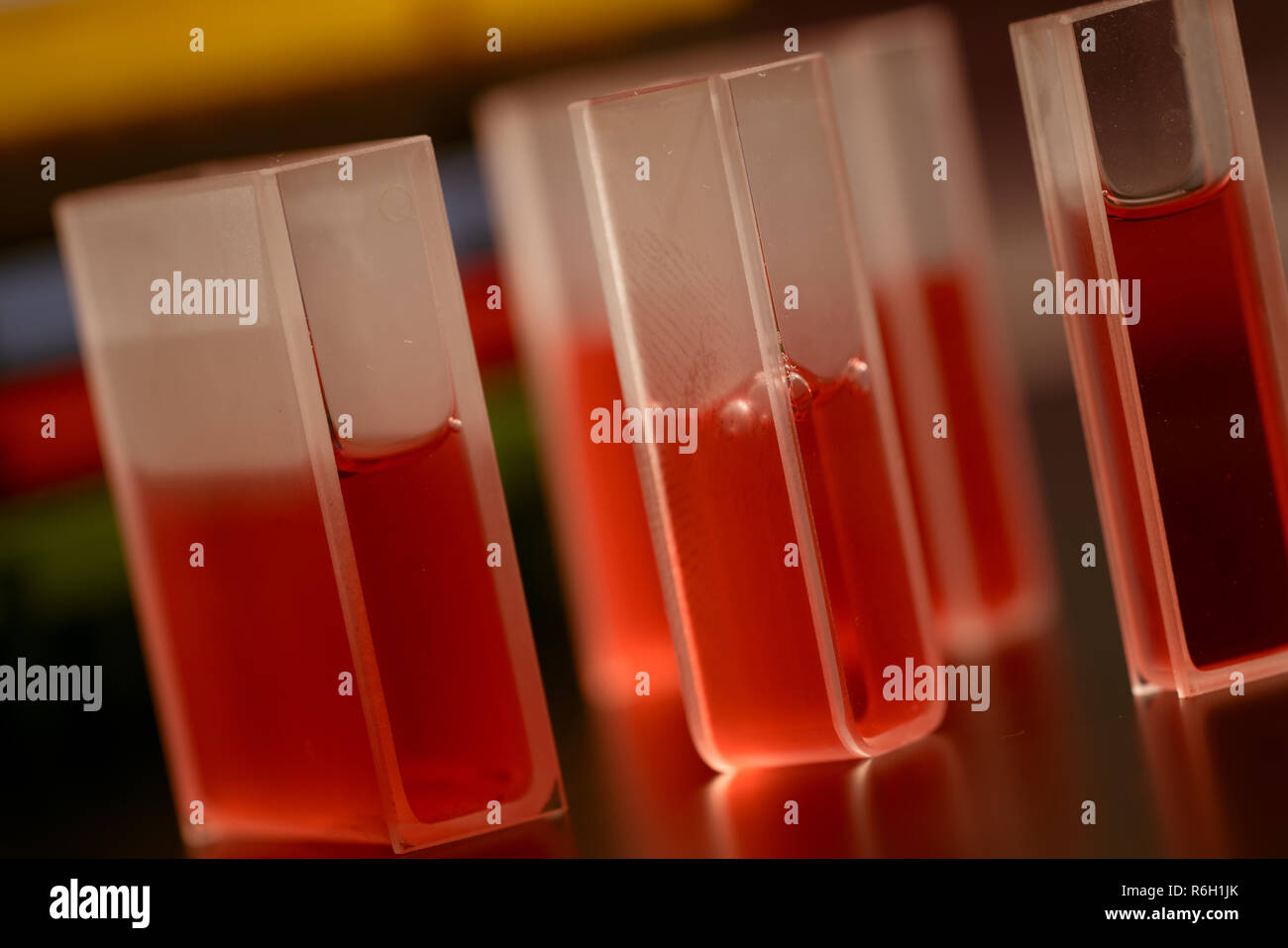 Cuvette with the sample liquid hi-res stock photography and images - Alamy