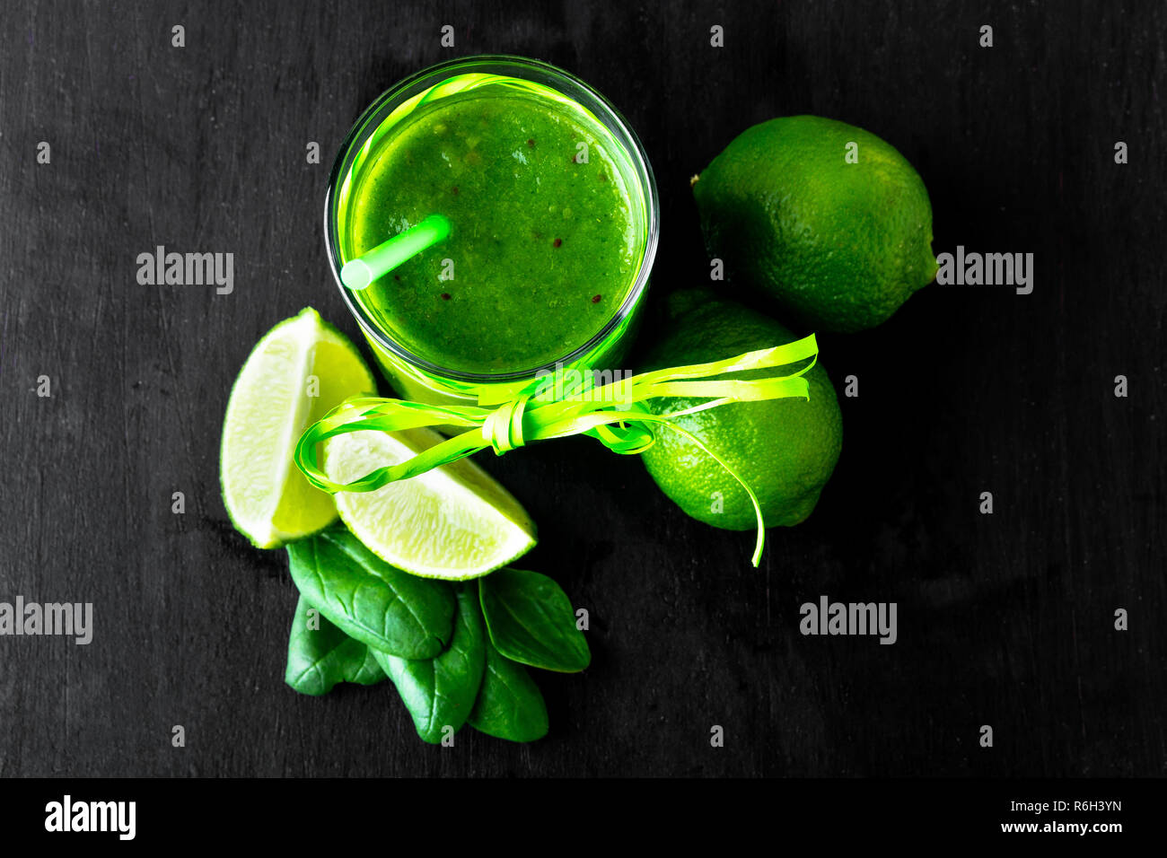 Spinach and lime smoothie. Blended green smoothie with ingredients on ...