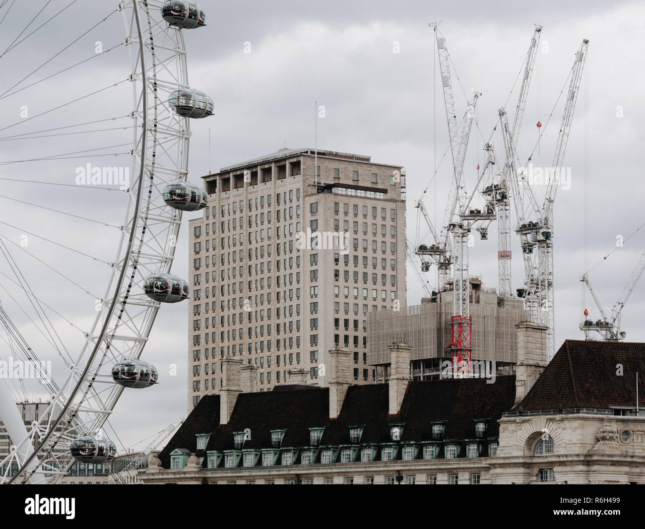 London eye construction hi-res stock photography and images - Alamy