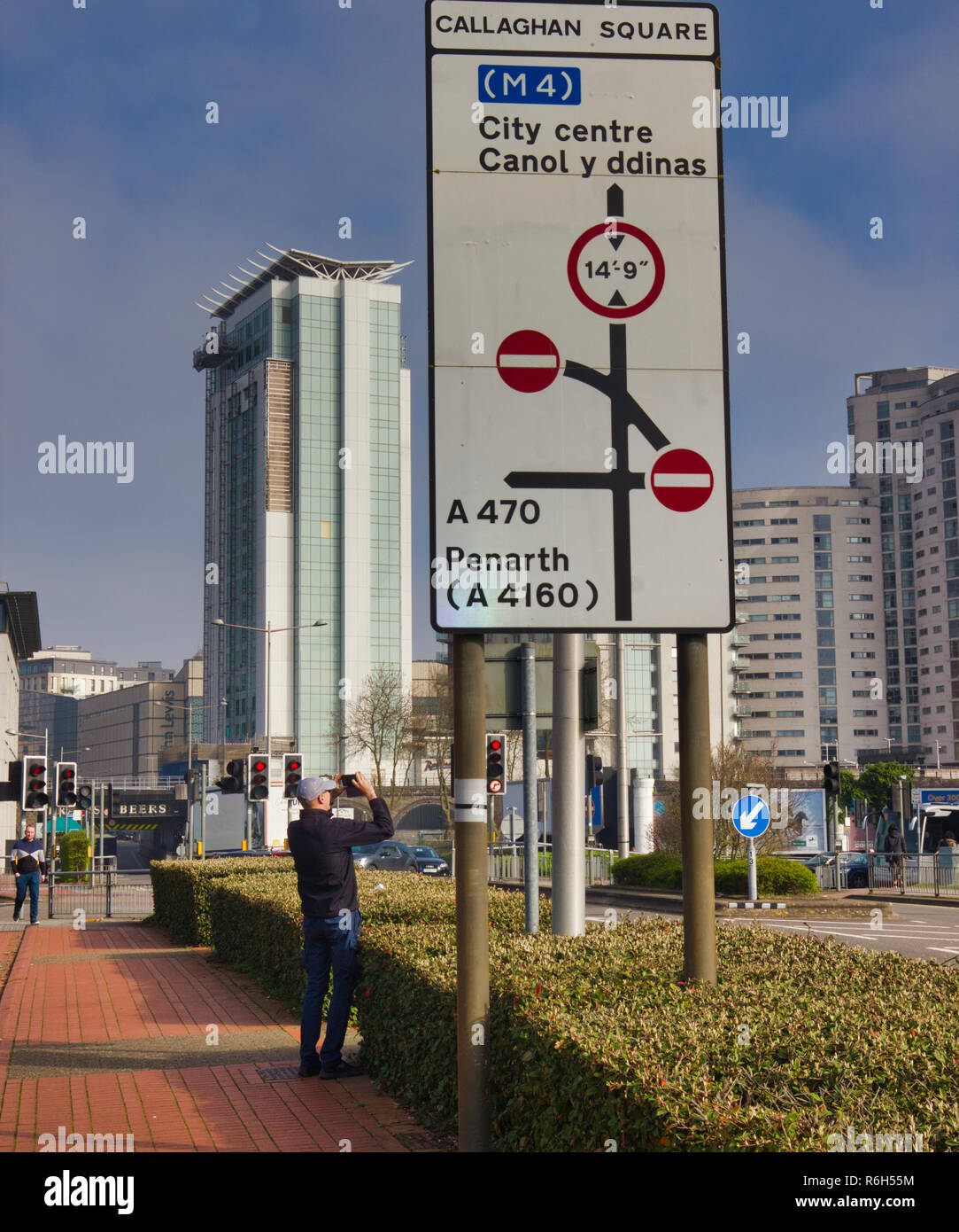 Cardiff road signs hi-res stock photography and images - Alamy