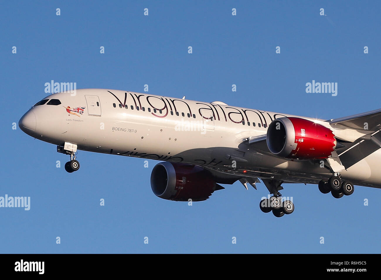 Virgin Atlantic Airways Boeing 787-9 Dreamliner seen landing at London ...
