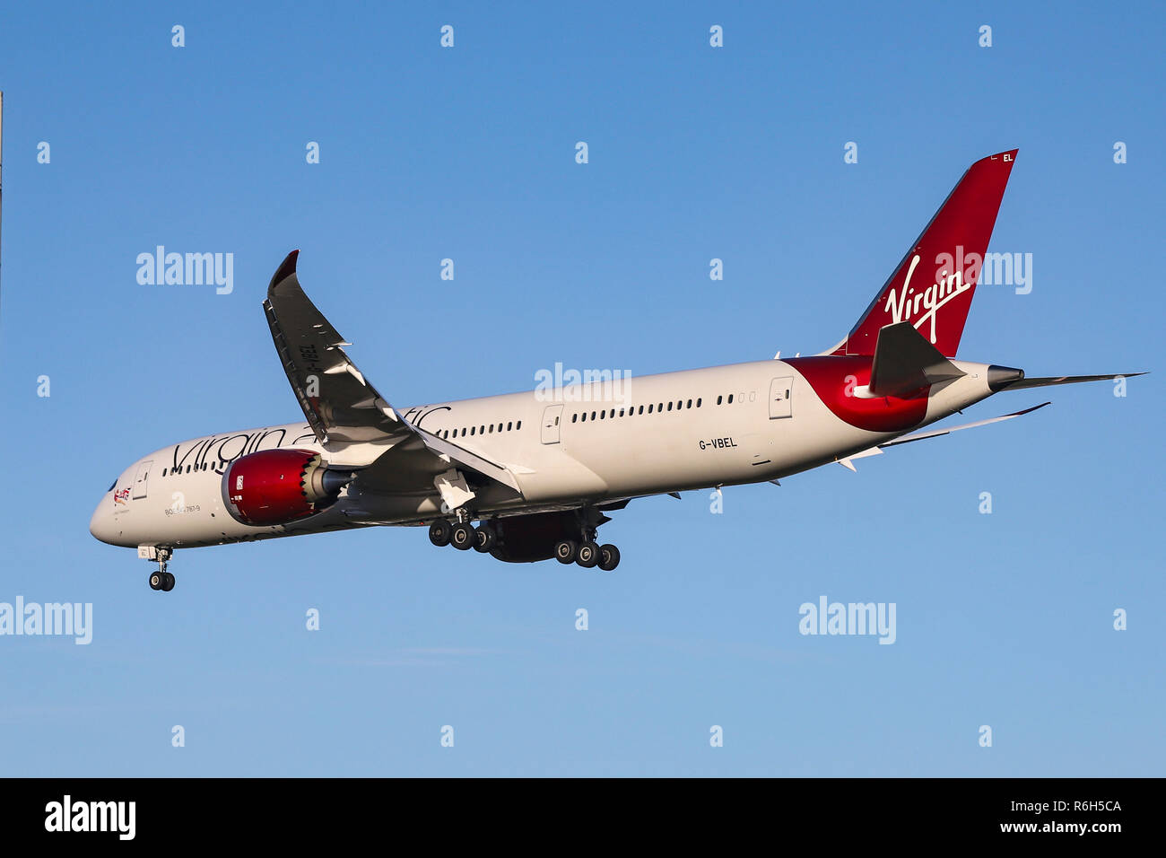Virgin Atlantic Airways Boeing 787-9 Dreamliner seen landing at London ...