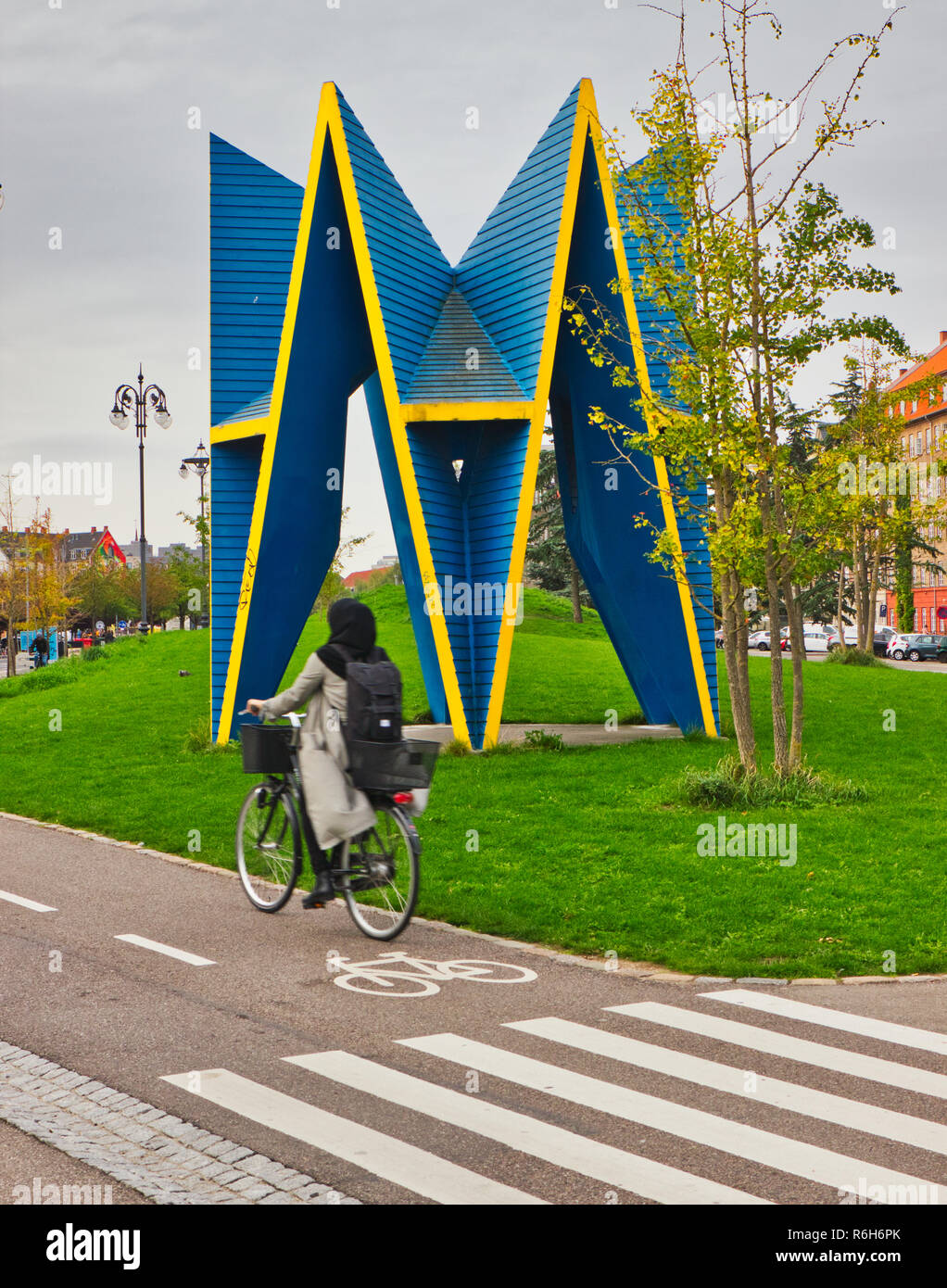 Islamic woman cycling hi-res stock photography and images - Alamy