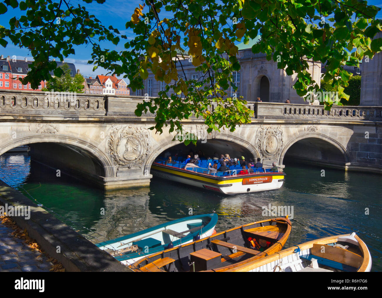Tourist sightseeing boat passing under the Marble Bridge (Marmorbroen ...