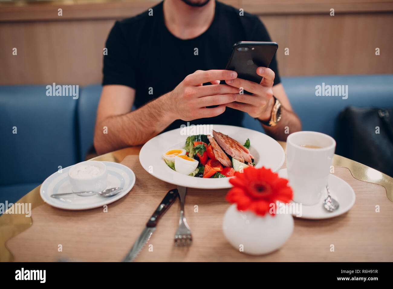 Man speaking at restaurant hi-res stock photography and images - Alamy