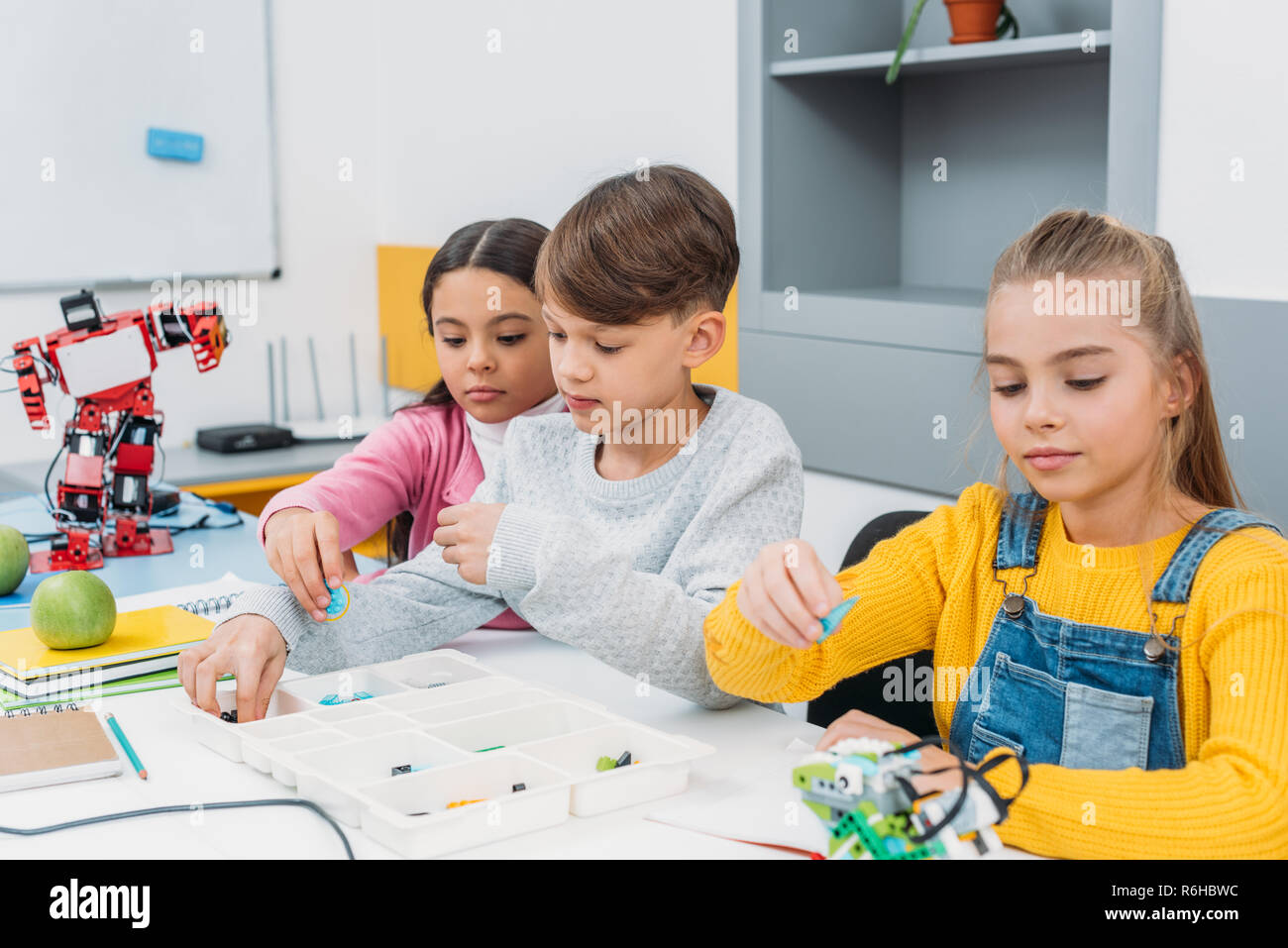 Robot programming hi-res stock photography and images - Alamy