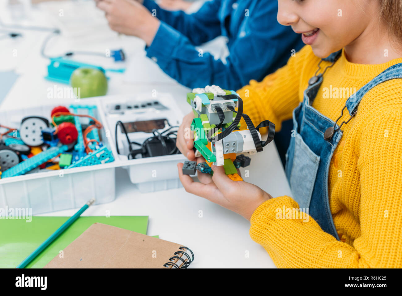 Children building model science hi-res stock photography and images - Alamy