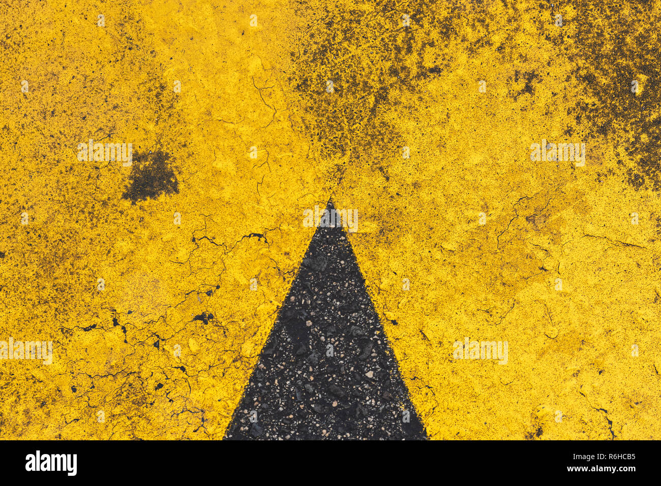 Black yellow road markings hi-res stock photography and images - Alamy