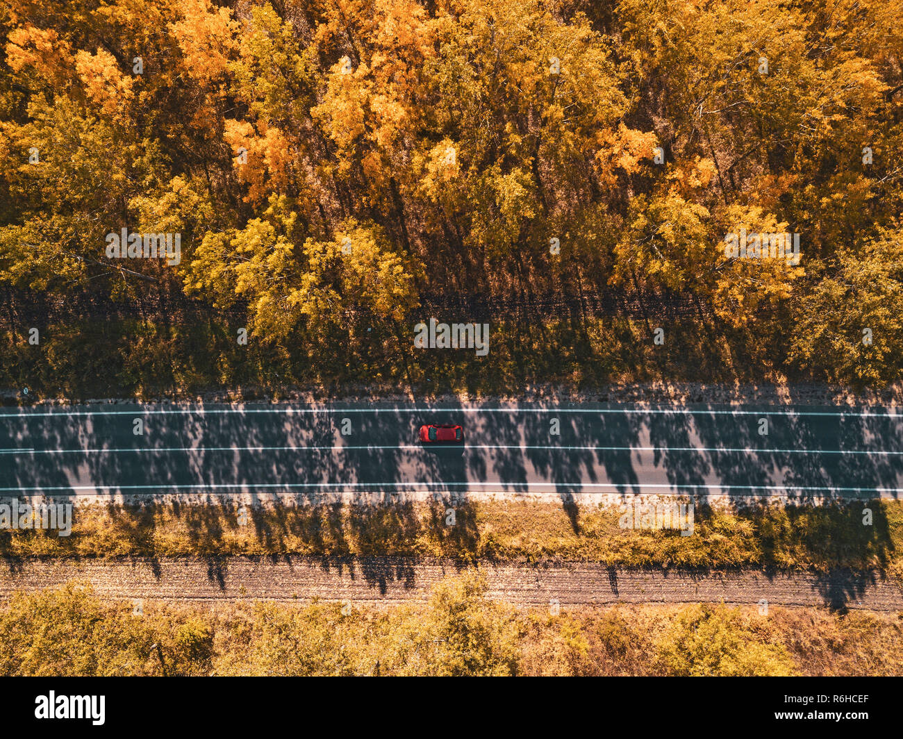 Car above view hi-res stock photography and images - Alamy