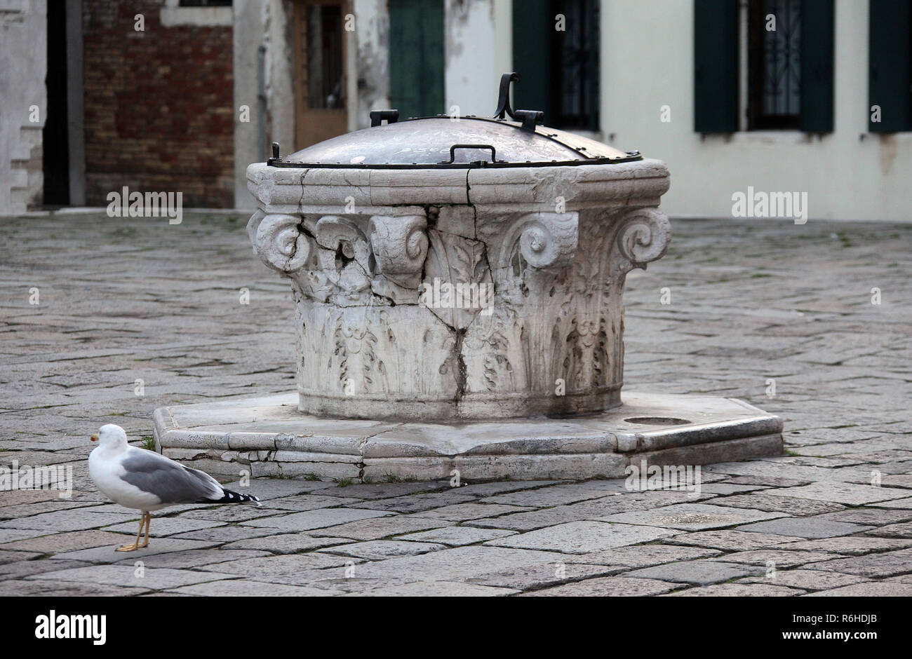 Capped well in the centre of Venice Stock Photo - Alamy