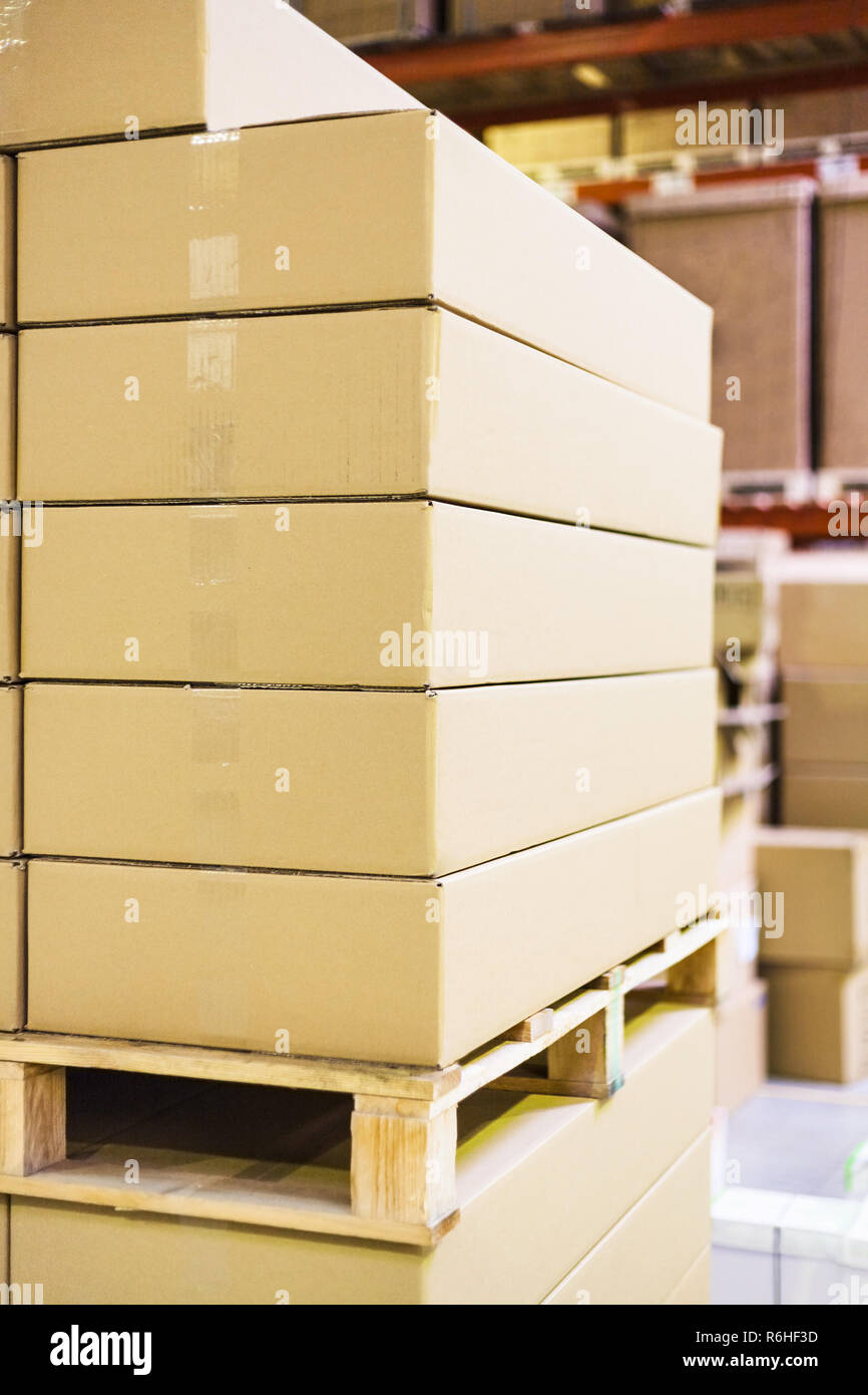stack of boxes and cartons on wooden pallet Stock Photo - Alamy