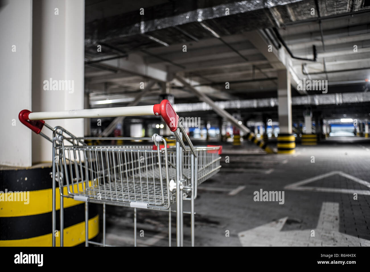Supermarket trolley park hi-res stock photography and images - Alamy