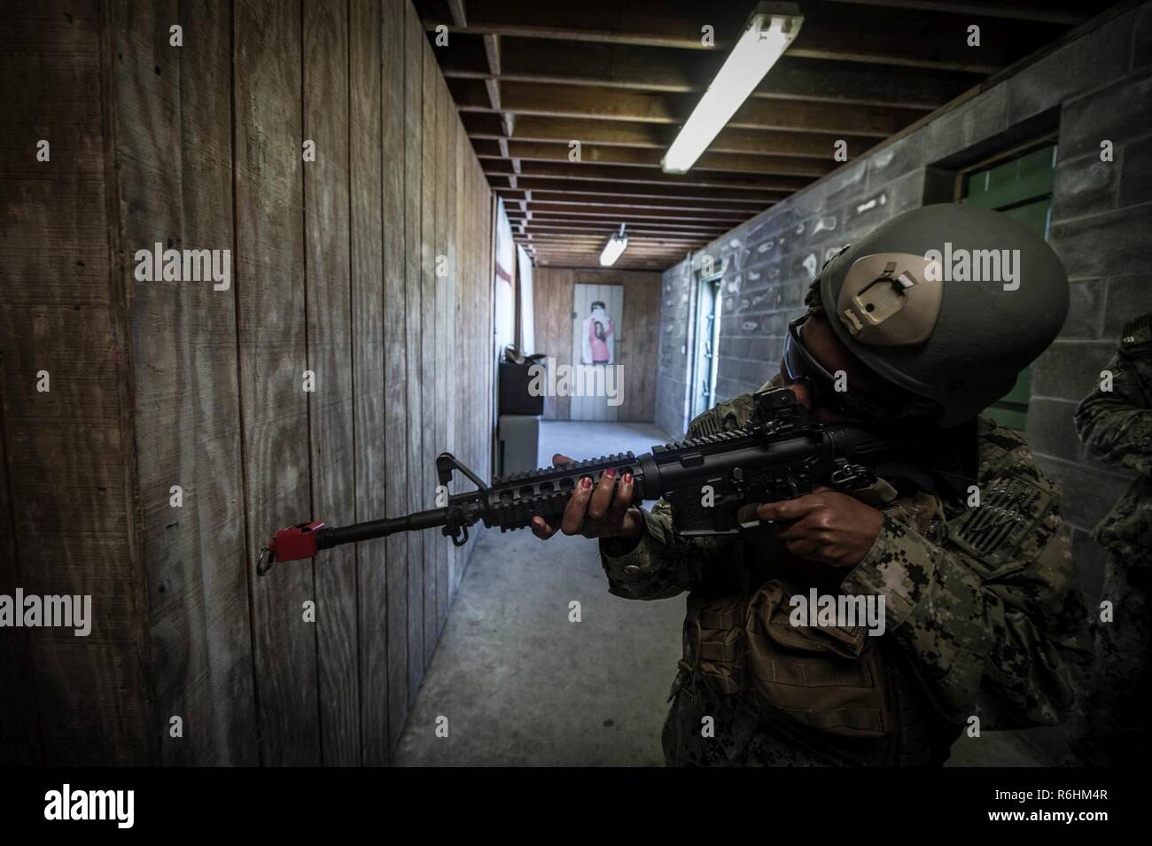 Combat camera weapons class hi-res stock photography and images - Alamy