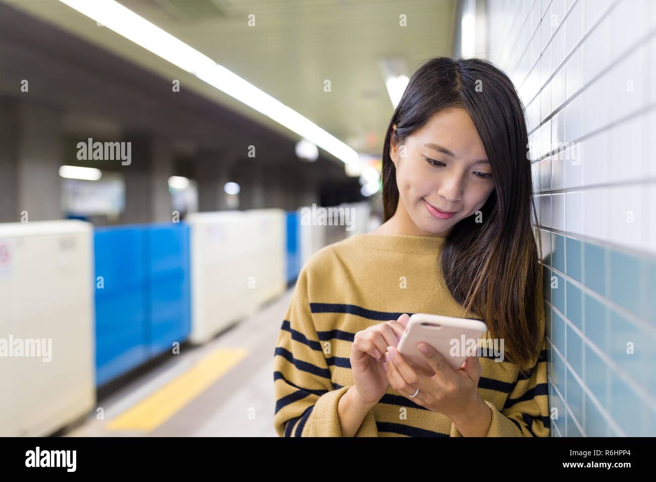Tokyo subway platform mobile hi-res stock photography and images - Alamy