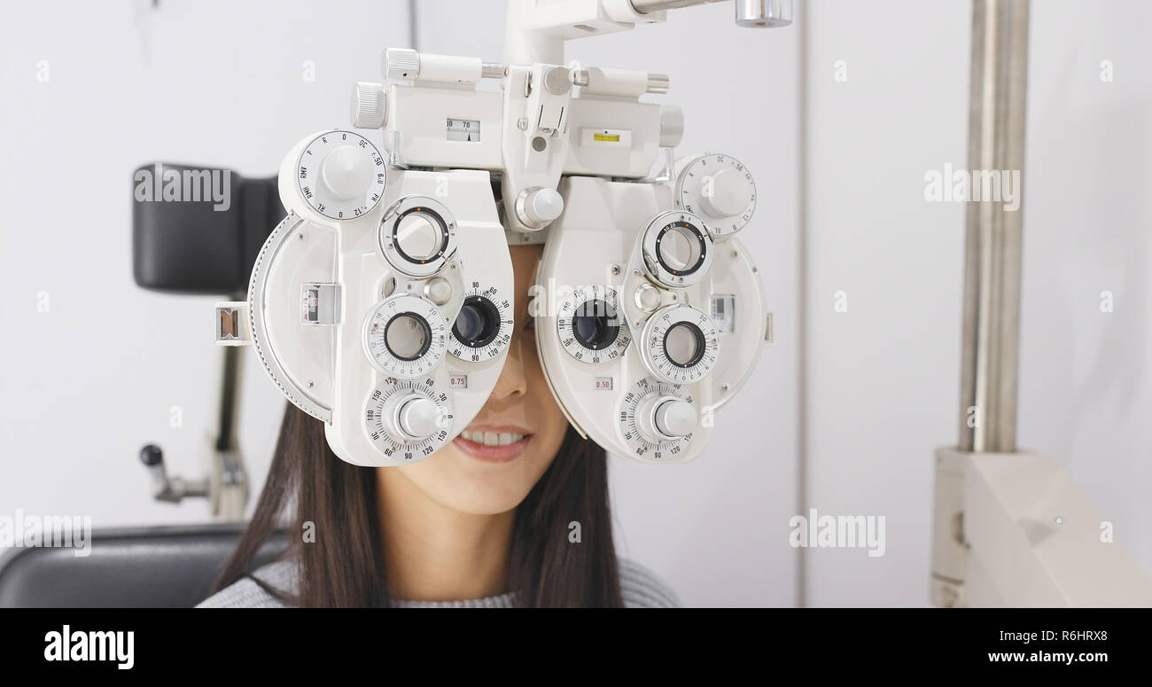 Woman doing eye test Stock Photo - Alamy