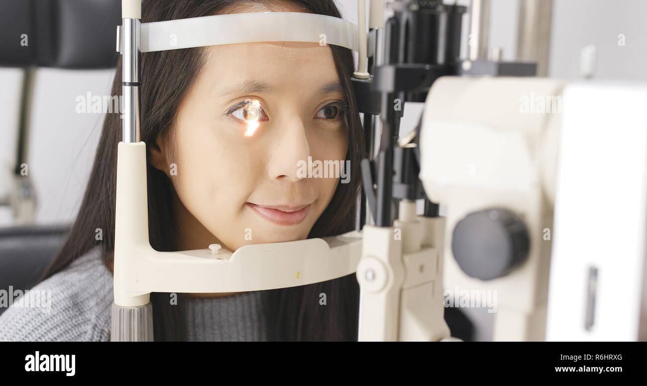 Woman doing eye test Stock Photo - Alamy
