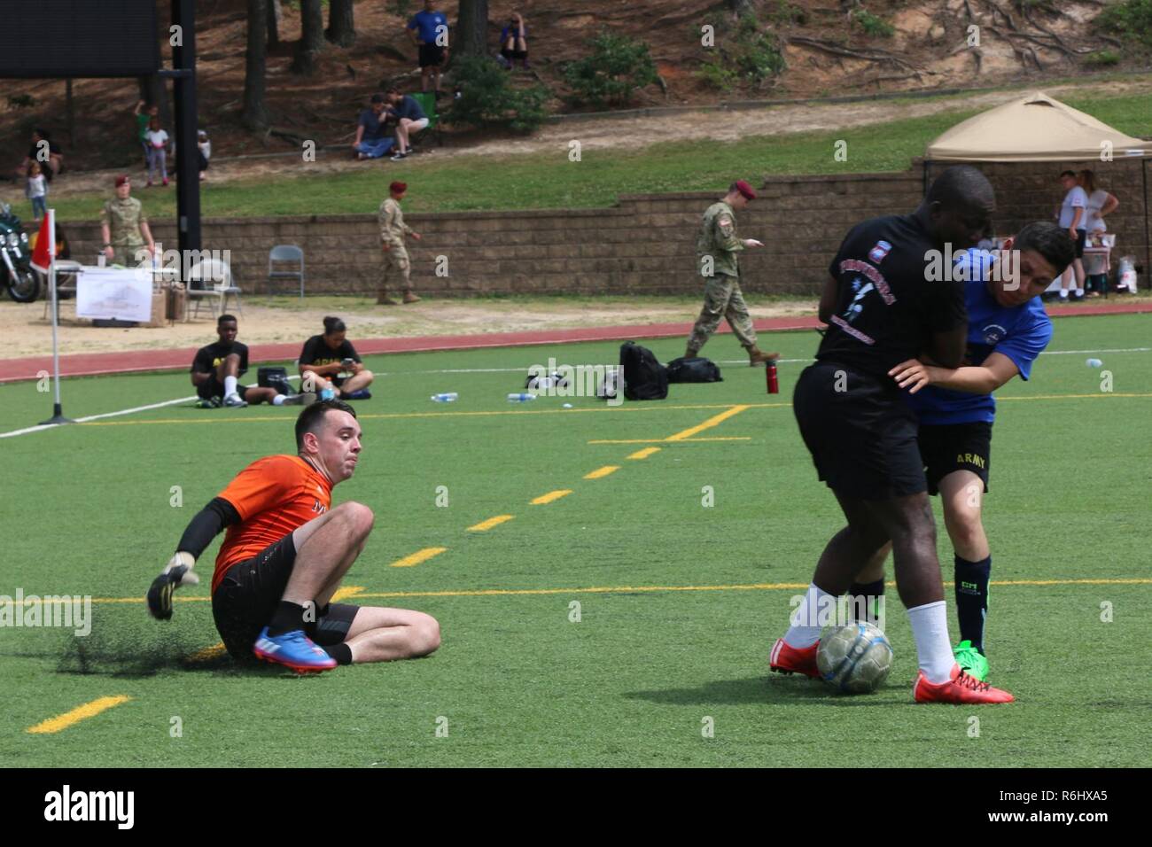 Paratroopers from the 82nd Special Troops Battalion, 82nd Airborne ...
