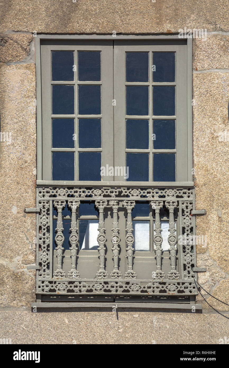 Porto/Portugal - 10/02/2018 : Detailed view at the traditional green window balcony Stock Photo ...