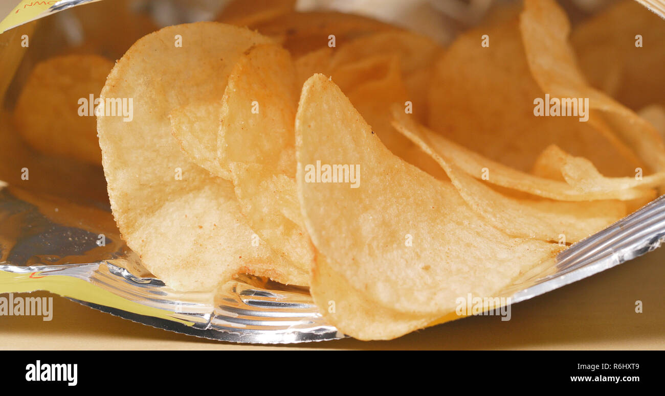 Potato chips from package Stock Photo - Alamy