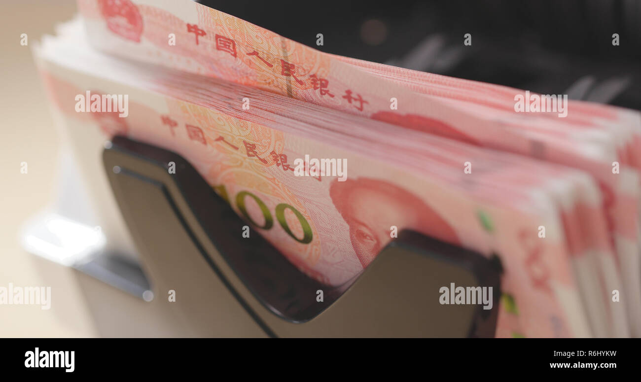 Counting Chinese money on machine Stock Photo - Alamy