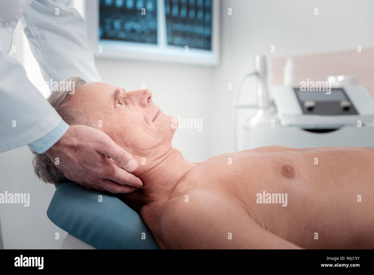 Close up male physiotherapist hands hi-res stock photography and images ...