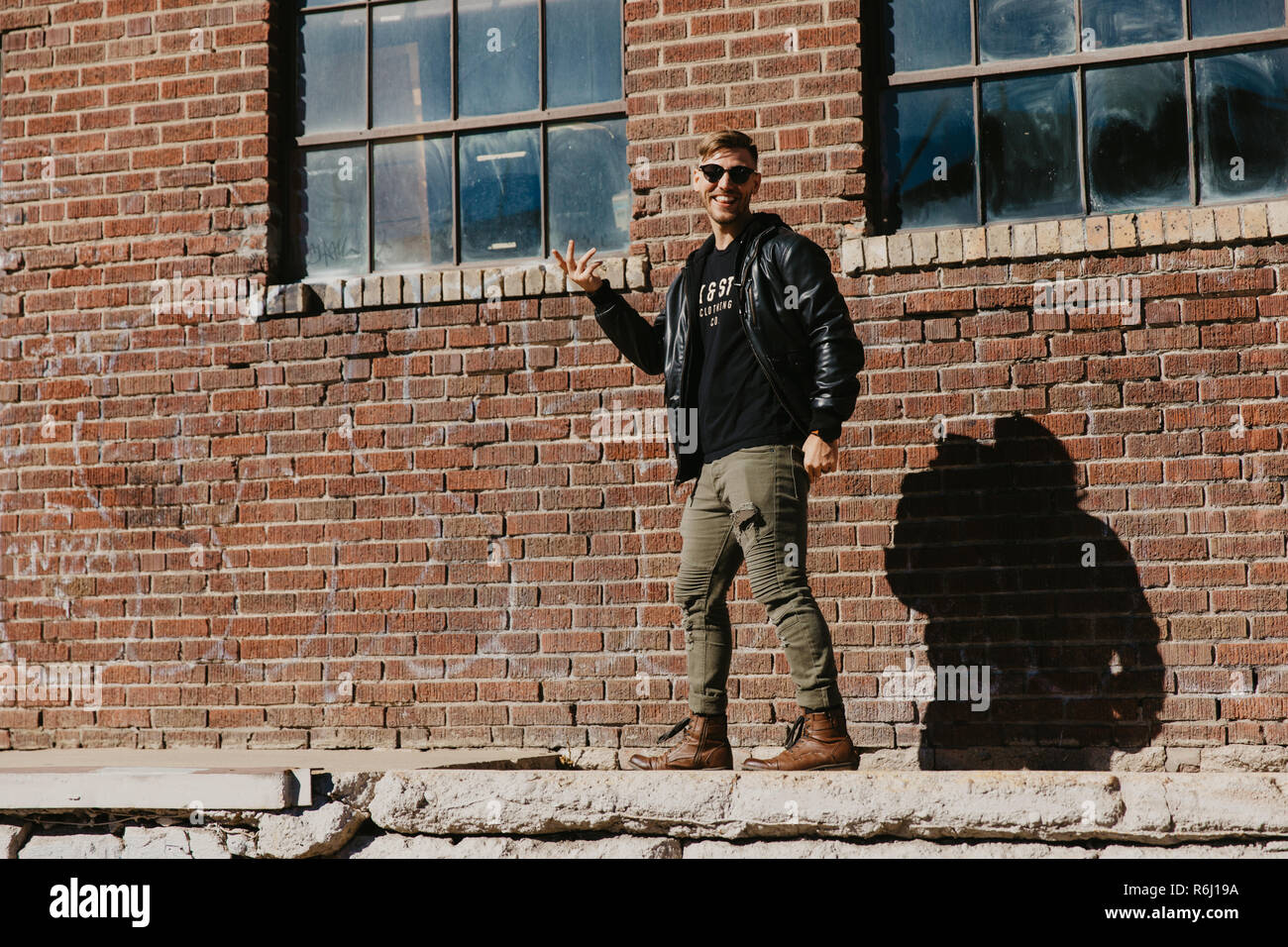 Modern warehouse exterior hi-res stock photography and images - Alamy