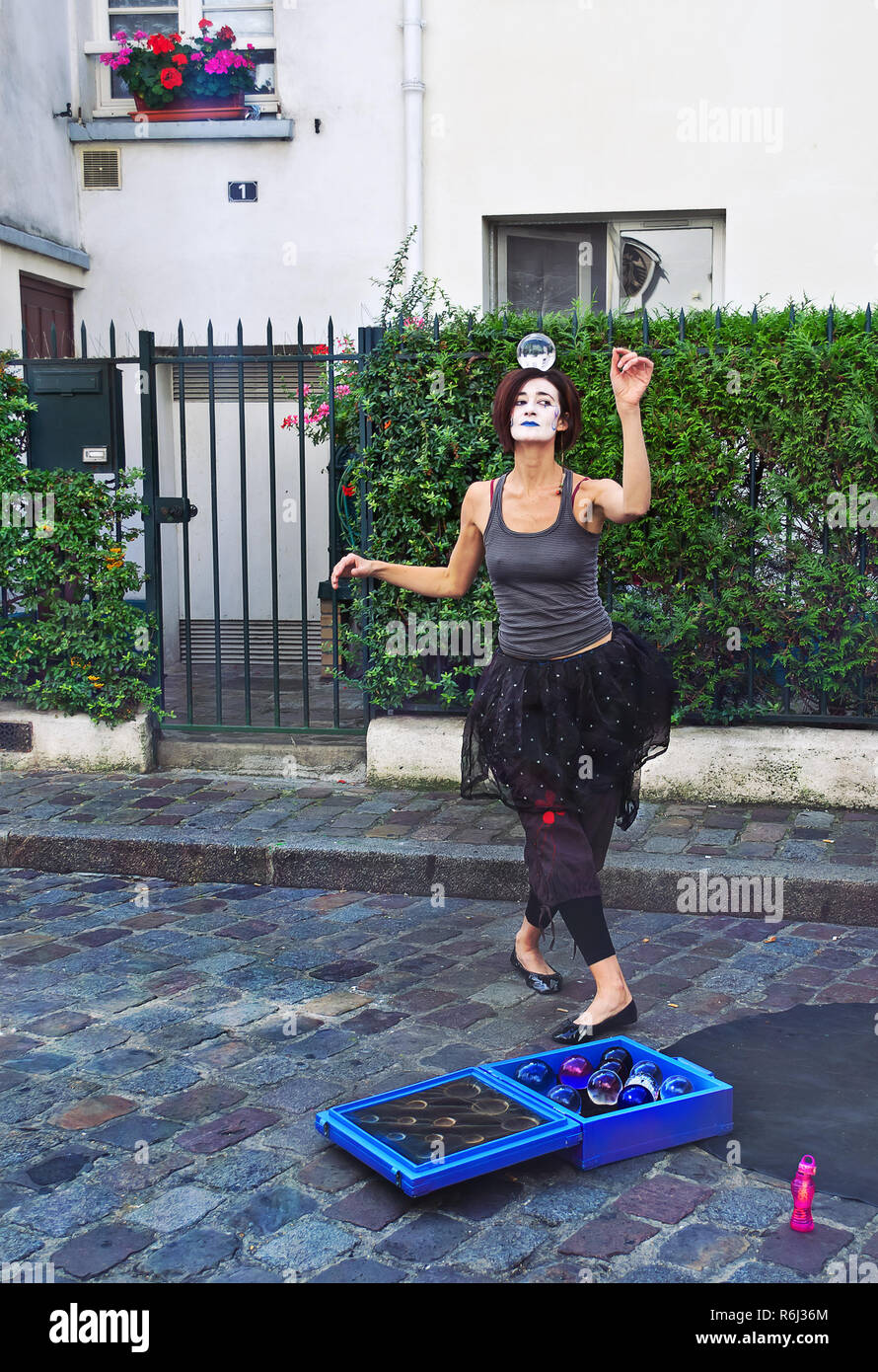 Mime artist paris hi-res stock photography and images - Alamy