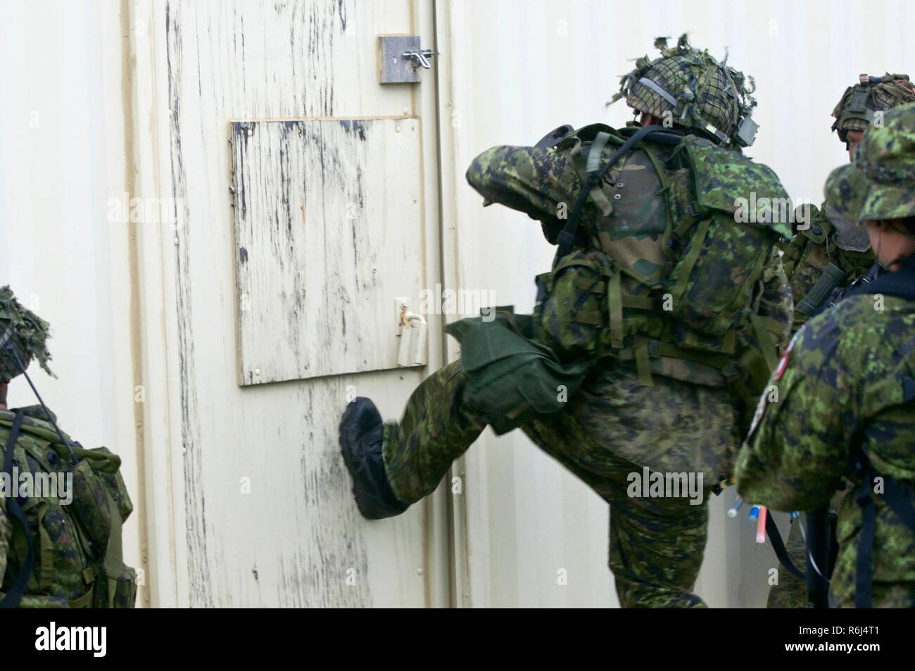 Soldiers of 3 Royal Canadian Regiment participate in a war game ...