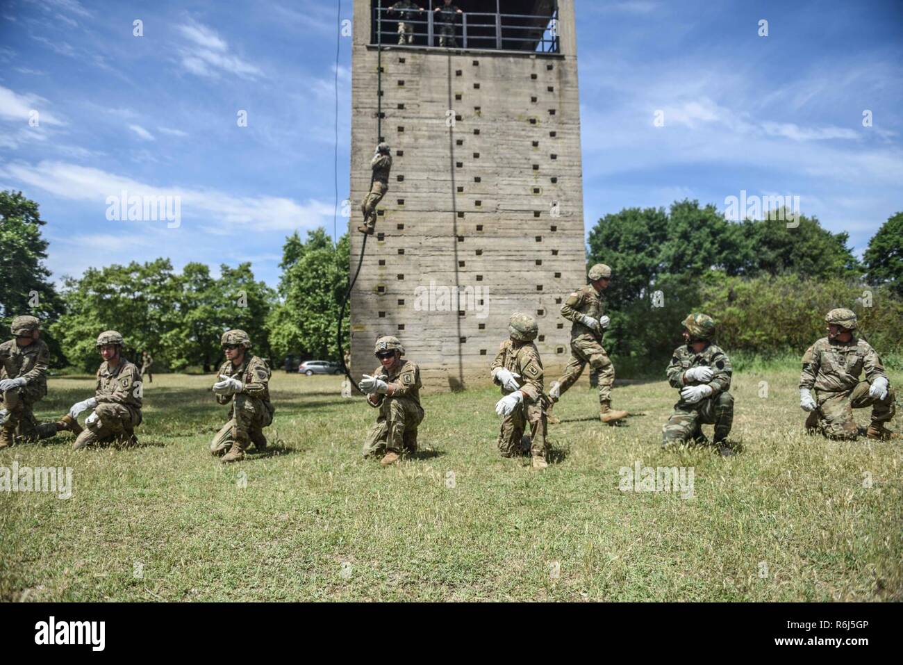 Greek paratroopers with the 1st Paratrooper Commando Brigade, Greek ...