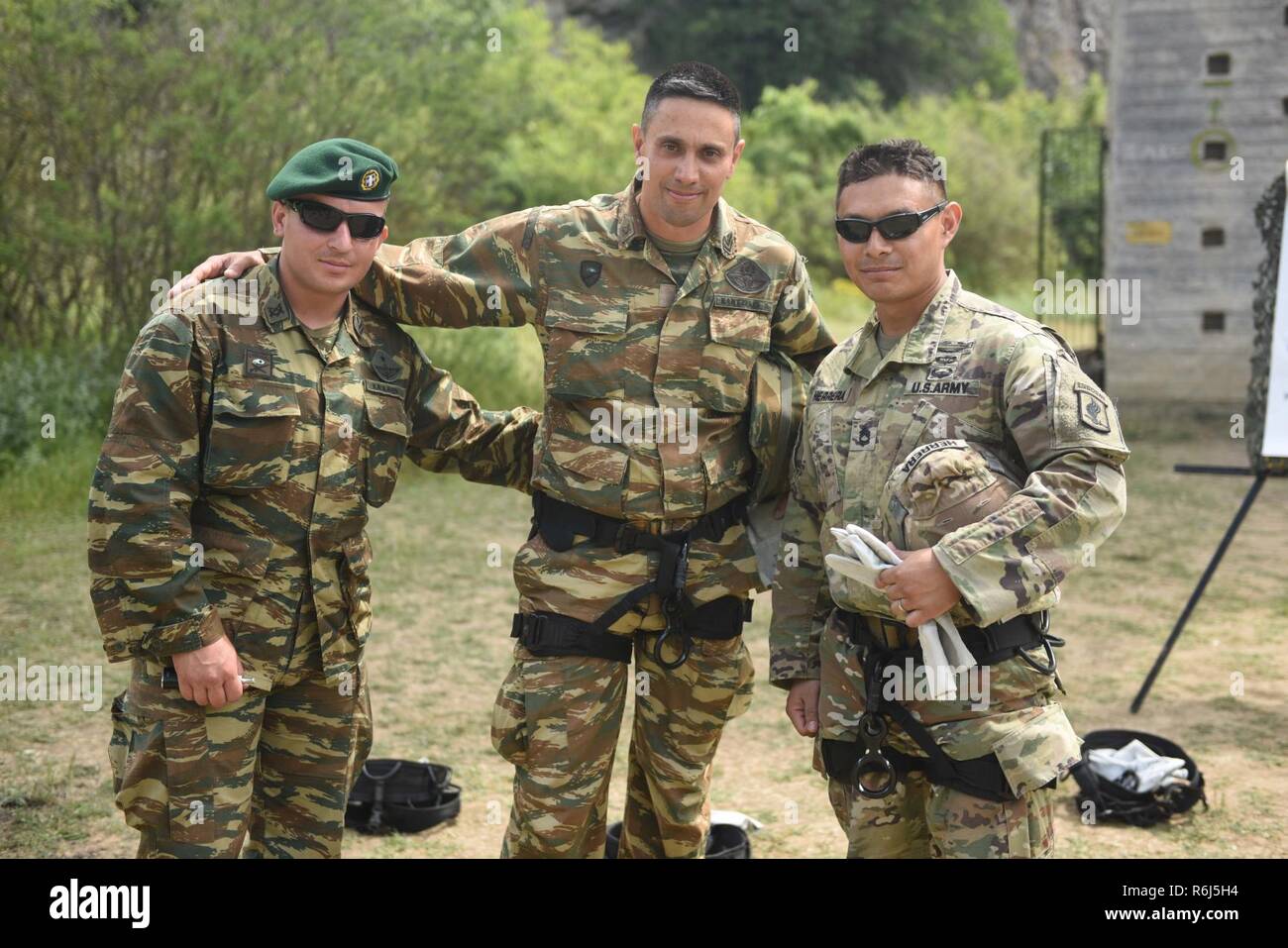 Greek paratroopers with 1st Paratrooper Commando Brigade, Greek Army ...