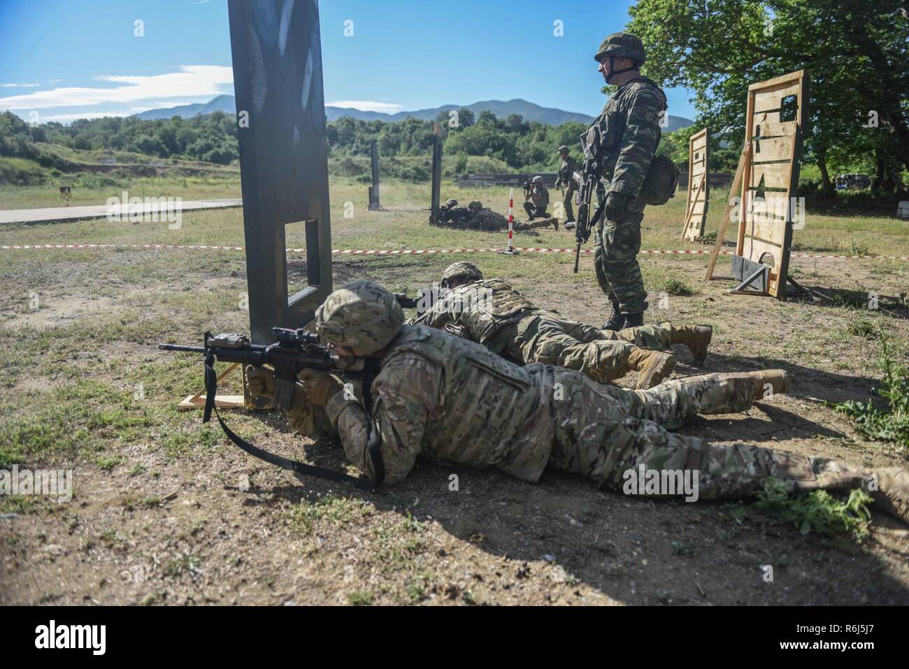 Greek paratroopers with 1st Paratrooper Commando Brigade, Greek Army ...