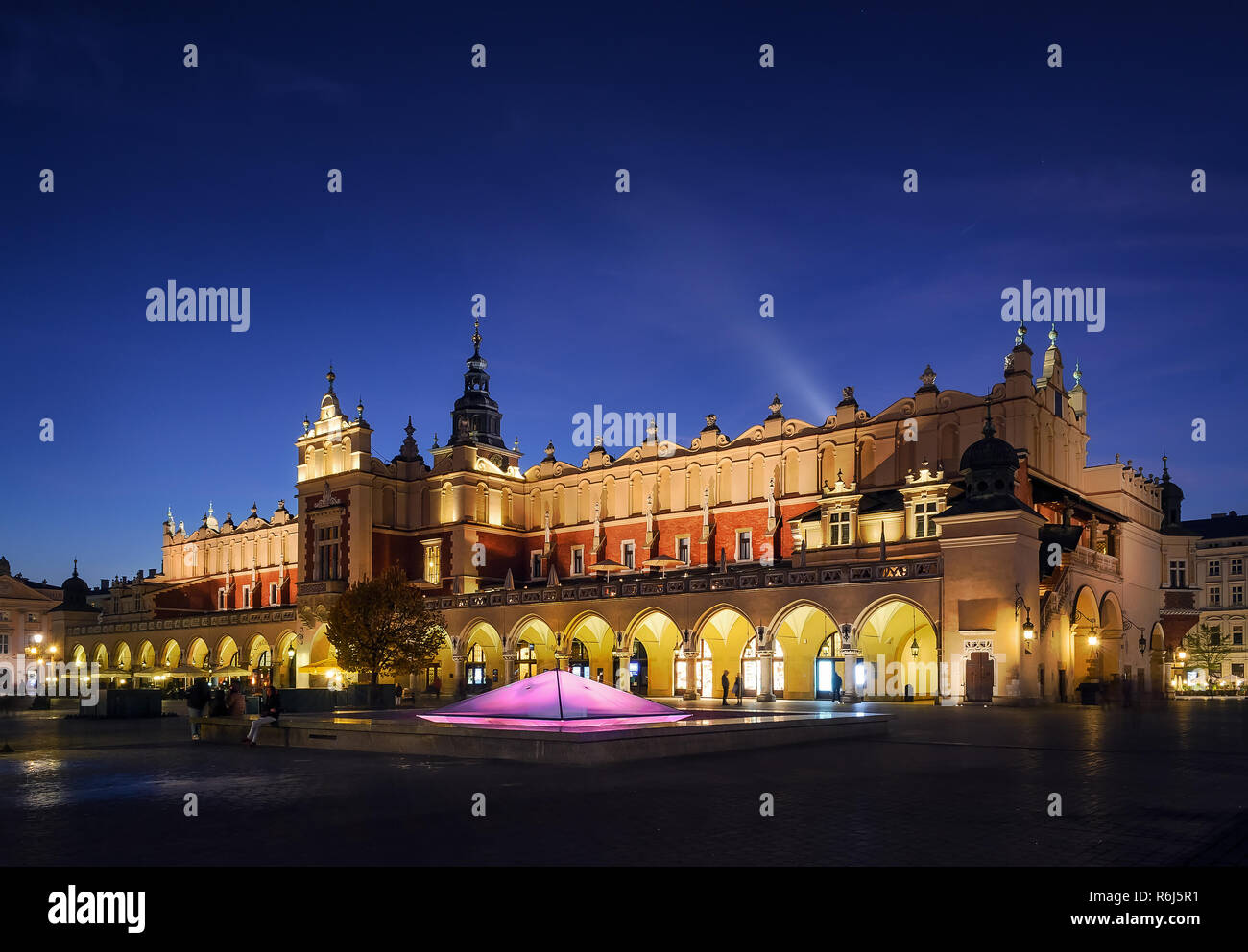 Cloth Hall Sukiennice building after sunset on Rynek square of Krakow ...
