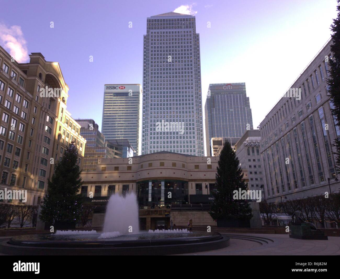 Canary wharf offices one cabot square hi-res stock photography and ...