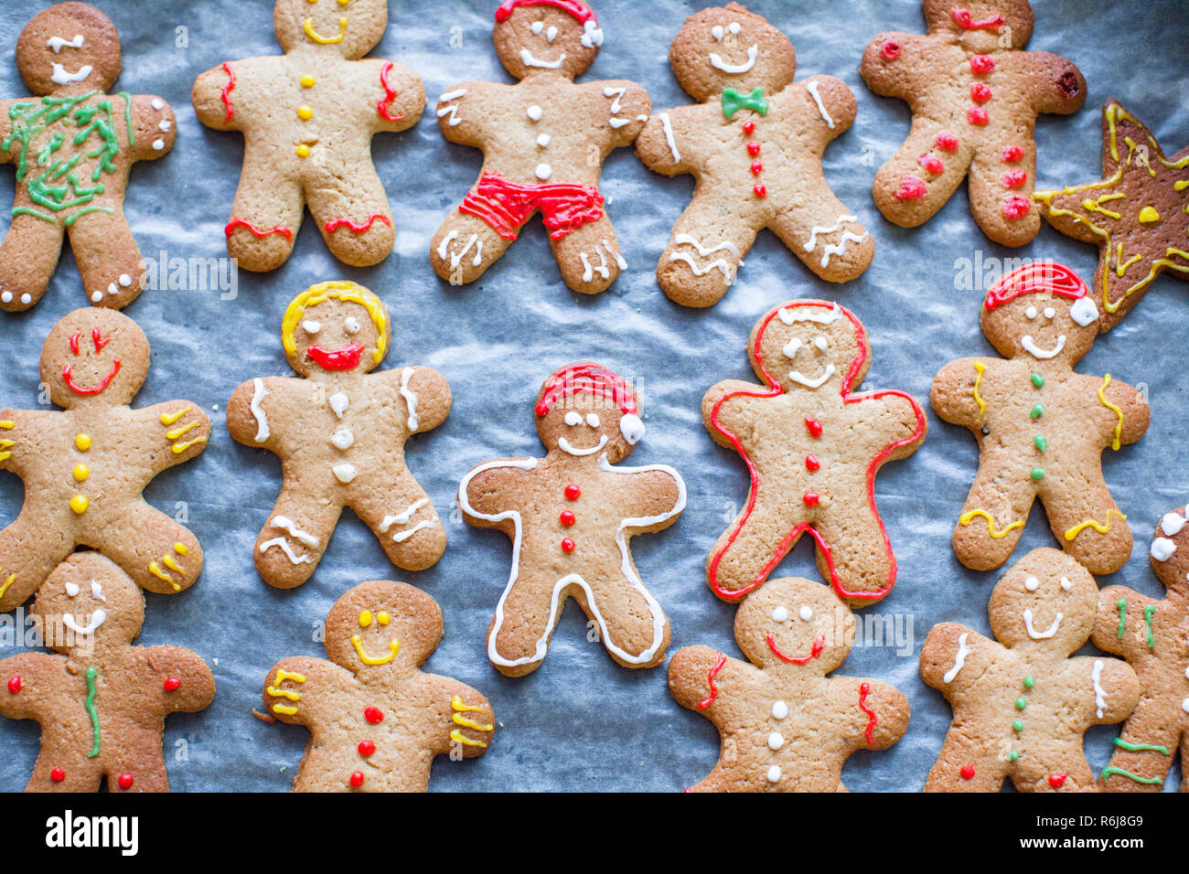 Raw gingerbread men with glaze on a baking sheet Stock Photo - Alamy
