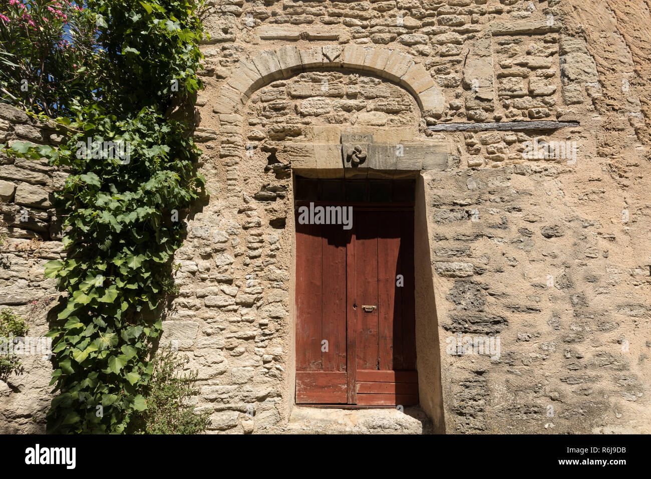 Medieval hilltop town of Gordes. Provence. France Stock Photo - Alamy