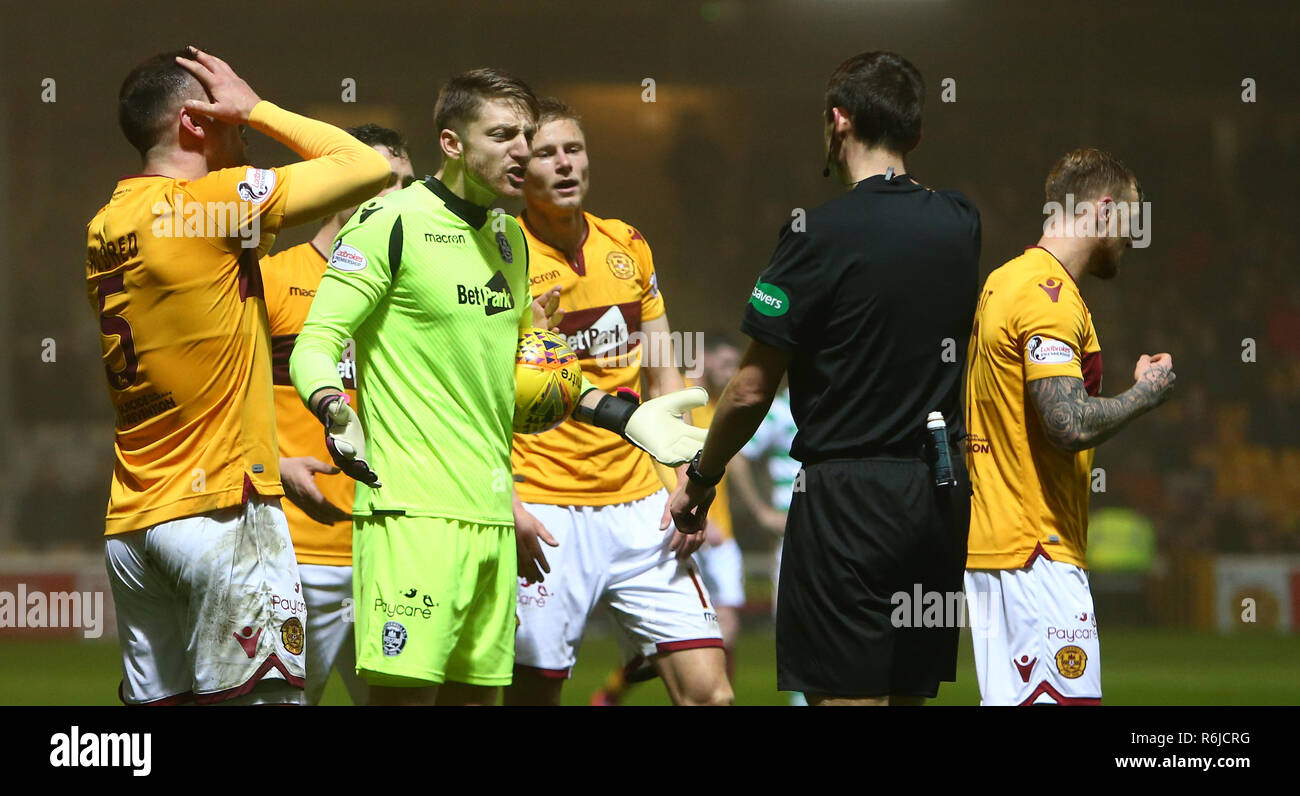 Kevin clancy referee hi-res stock photography and images - Alamy