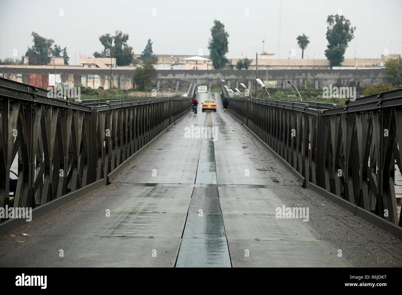 Bridge across river tigris hi-res stock photography and images - Alamy