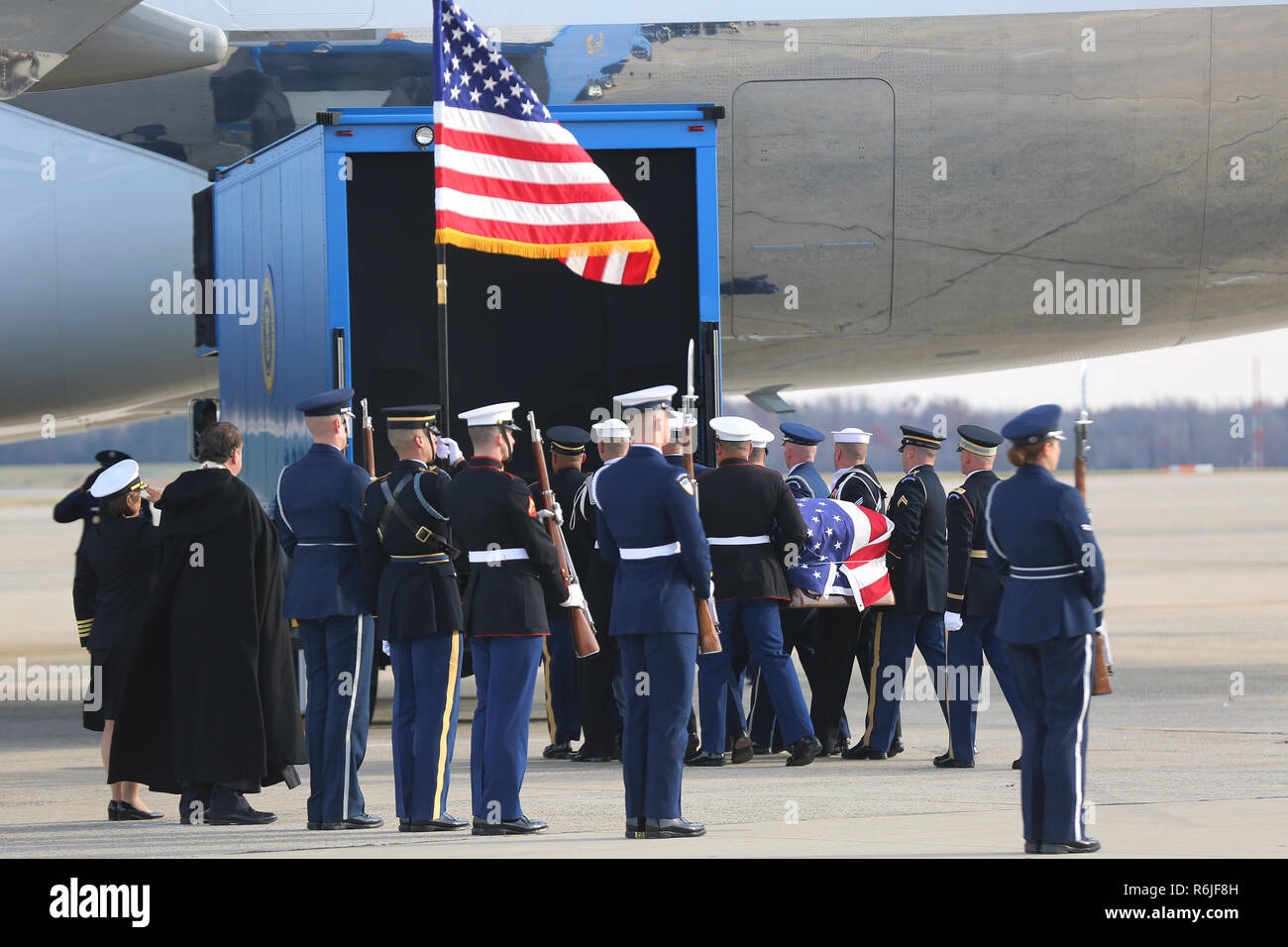 Flag drapped casket hi-res stock photography and images - Alamy