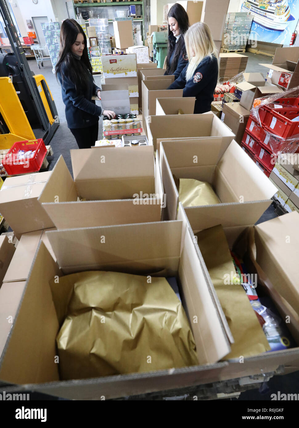 Rostock, Germany. 05th Dec, 2018. Amina Marnitz (l-r), Lisa-Sophie ...