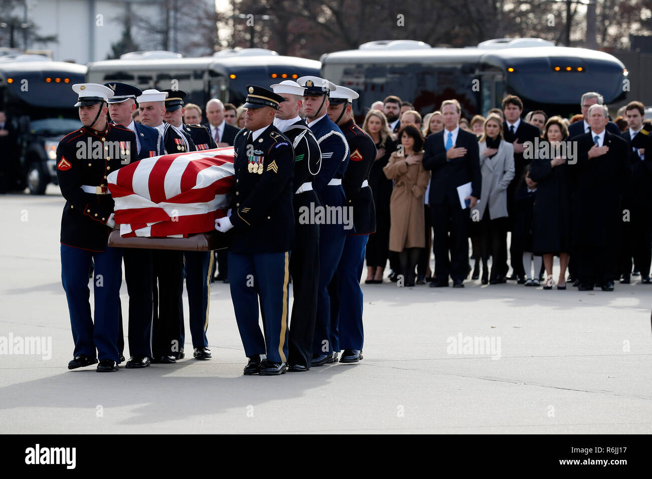 Former President George W. Bush, Laura Bush and other family members ...