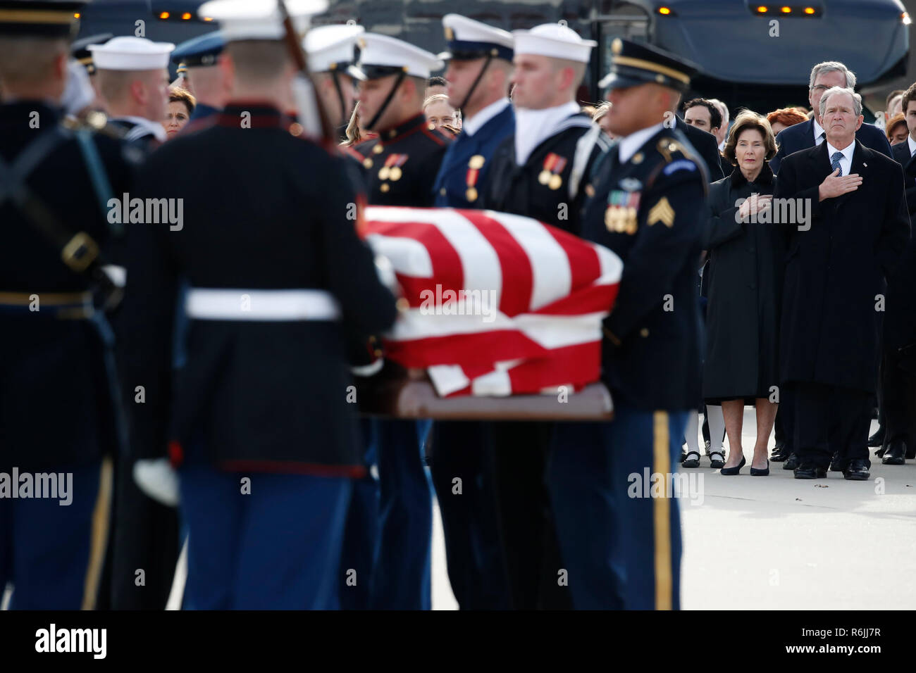 Former President George W. Bush, Laura Bush and other family members ...