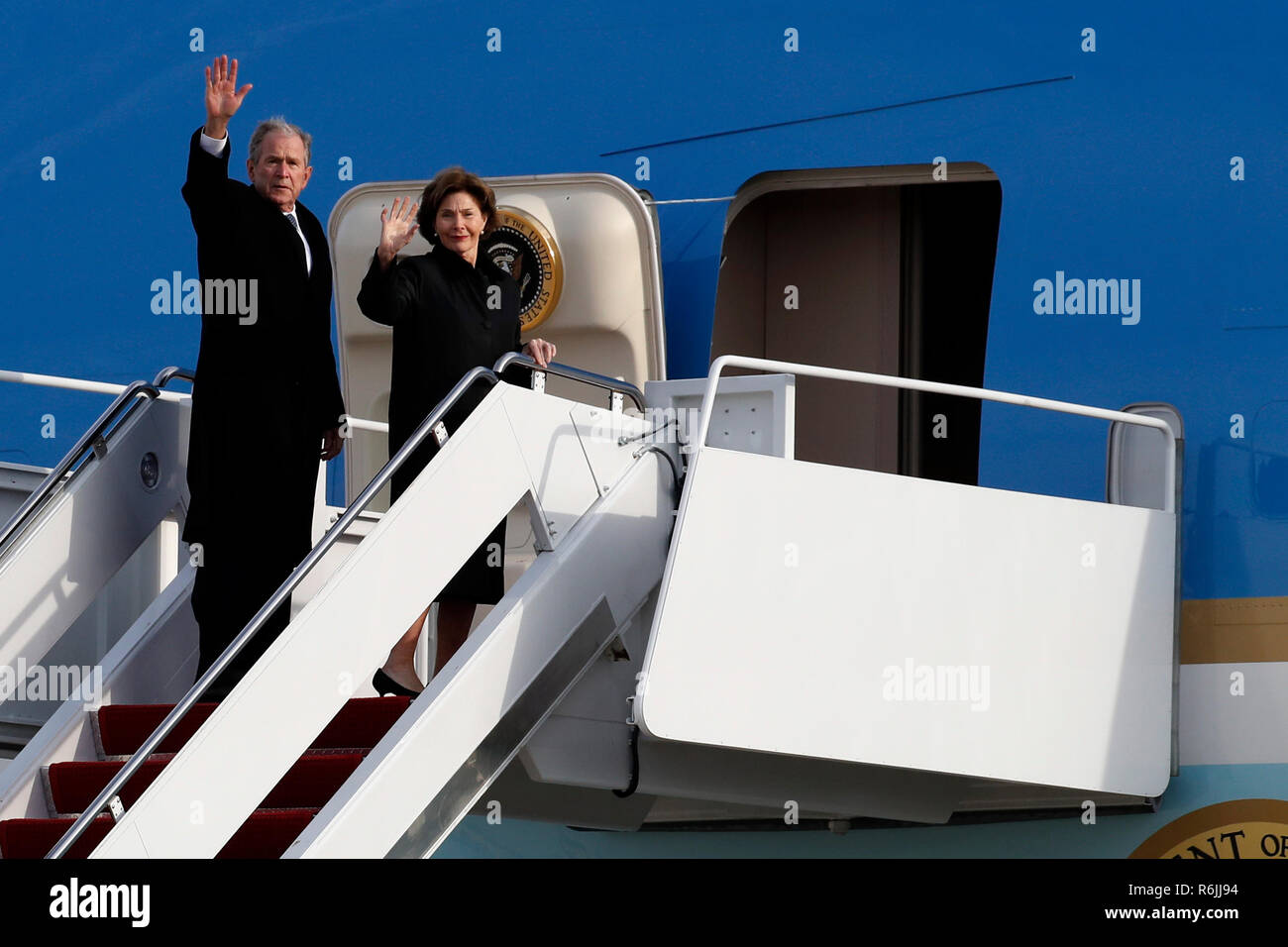 Former President George W. Bush and Laura Bush wave as they board ...