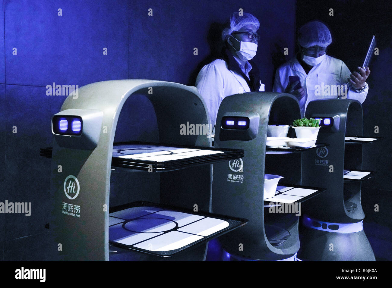 China robots workers hi-res stock photography and images - Alamy