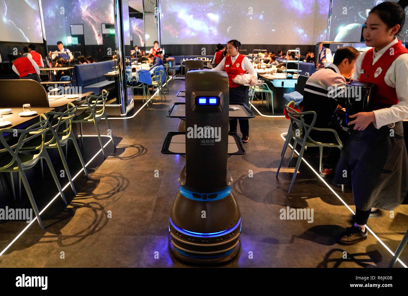 Delivery Robot Stock Photos & Delivery Robot Stock Images - Alamy